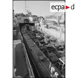 ImagesDéfense - Chargement d'un bâtiment EDIC à bord du TCD Orage.