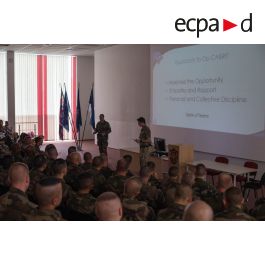 ImagesDéfense - Le lieutenant-colonel Andrew Ridland dirige un briefing ...