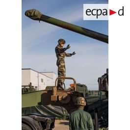 ImagesDéfense - Un soldat guide l'embarquement d'un char Leclerc du 501e régiment de chars de ...