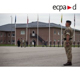 ImagesDéfense - Le lieutenant-colonel Andrew Ridland ouvre une prise d ...