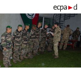 ImagesDéfense - Le lieutenant-colonel Andrew Ridland remet une note de ...