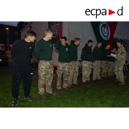 ImagesDéfense - Le lieutenant-colonel Andrew Ridland remet une note de ...