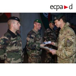 ImagesDéfense - Le lieutenant-colonel Andrew Ridland remet une note de ...