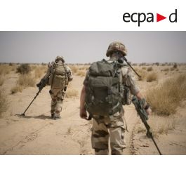 ImagesDéfense - Des éléments EOD du 17e RGP mènent un contrôle de zone ...