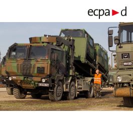 ImagesDéfense - Un soldat guide le chargement d'un véhicule articulé chenillé (VAC) Bandvagn 206 ...