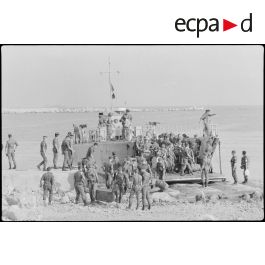 ImagesDéfense - Débarquement du matériel de la relève du détachement ...