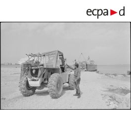 ImagesDéfense - Embarquement de véhicule à bord d'un EDIC, Beyrouth.
