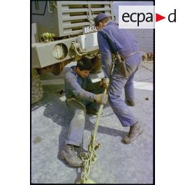 ImagesDéfense - Embarquement de véhicules à bord d'un EDIC, Beyrouth.