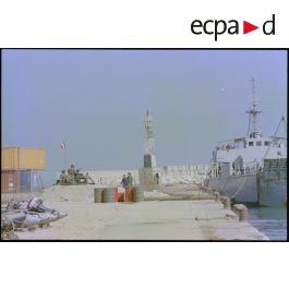 ImagesDéfense - EDIC à quai dans le port de Beyrouth.