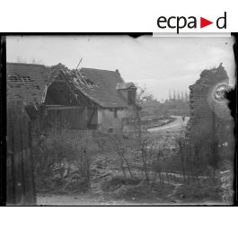 ImagesDéfense - Dancourt (Somme). Un coin du village. [légende d'origine]