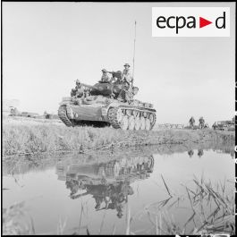 ImagesDéfense - Progression d'un char M24 Chafee du RICM (régiment d ...