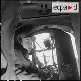 ImagesDéfense - Personnel navigant à bord d'un avion bombardier ...