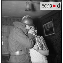 ImagesDéfense - Un soldat de la 2e armée embrasse une femme.