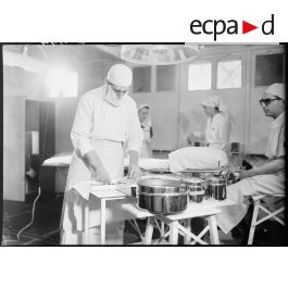 ImagesDéfense - Dans la salle d'opérations d'un hôpital militaire un ...