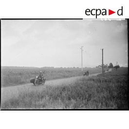 ImagesDéfense - Des motos Terrot RDA et side DTP de la 5e armée se ...