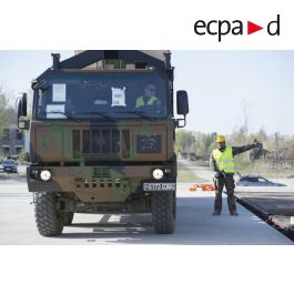 ImagesDéfense - Des logisticiens du 503e régiment du train (503e RT) chargent du matériel à bord ...