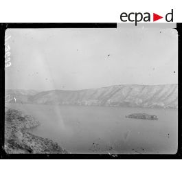 ImagesDéfense - Vue de l'île de Grad, sud-ouest du lac Prespa. [légende ...