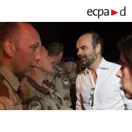 ImagesDéfense - Le Premier ministre Edouard Philippe s'entretient avec ...