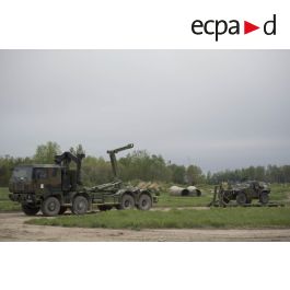 ImagesDéfense - Chargement d'un véhicule blind léger (VBL) sur un camion porteur polyvalent ...