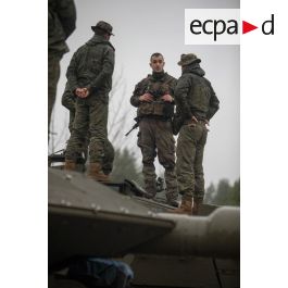 ImagesDéfense - Un soldat visite un char Leopard 2E du Regimiento ...