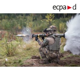 ImagesDéfense - Un soldat tire au lance-roquettes anti-tank 4 confined ...