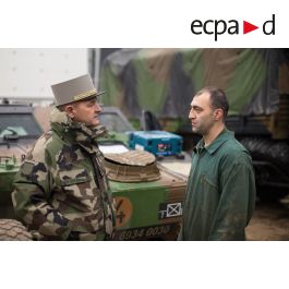 ImagesDéfense - Le général de brigade Nicolas Casanova s'entretient ...