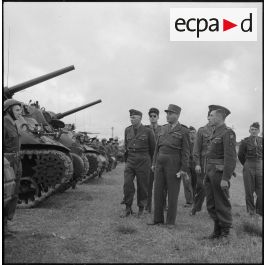 ImagesDéfense - Revue des équipages des chars Sherman du RBCEO par le ...
