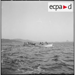 ImagesDéfense - Les commandos marine approchent de la côte sur des embarcations légères au cours ...