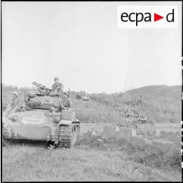 ImagesDéfense - Progression de chars M24 Chaffee en direction de Mao ...