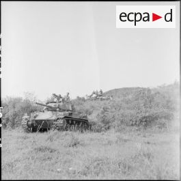 ImagesDéfense - Progression de chars M24 Chaffee en direction de Mao ...
