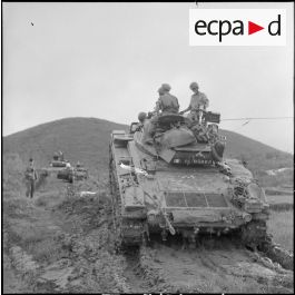 ImagesDéfense - Progression de chars M24 Chaffee en direction de Mao ...
