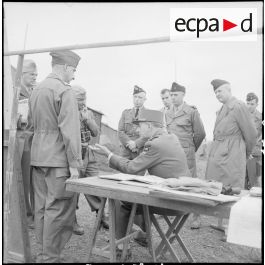 ImagesDéfense - Le général de Lattre de Tassigny, assis, le colonel de ...