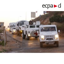 ImagesDéfense - Colonne composée de Peugeot P4, d'un VAB SAN (véhicule ...