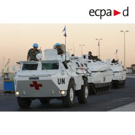 ImagesDéfense - Halte sur la route d'un VAB SAN (véhicule de l'avant ...