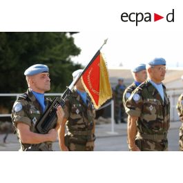 ImagesDéfense - Le porte-fanion du 420e DIM sur les rangs avant la ...