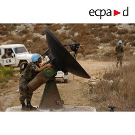 ImagesDéfense - Mise en place par des bigors du 1er RAMa du radar Sirocco (station intégrée ...