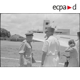 ImagesDéfense - Le général Gracey et le général de Linarès, vus de dos.