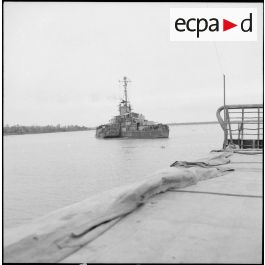 ImagesDéfense - Un Landing Ship Support Large (LSSL) et un LCM.