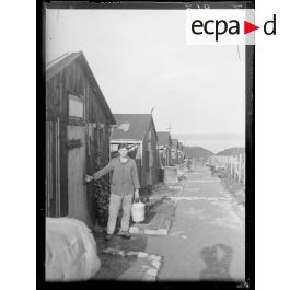 ImagesDéfense - Rade de Brest, camp de l'ïle Longue. Prisonniers civils ...
