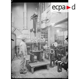 ImagesDéfense - Issy-les-Moulineaux. Ateliers Voisin. Machine pour l ...