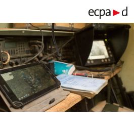 ImagesDéfense - GPS externe relié à un poste radio PRC-117F utilisés ...