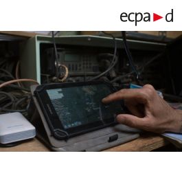 ImagesDéfense - GPS externe relié à un poste radio PRC-117F utilisés ...