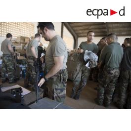 ImagesDéfense - Un commando parachutiste de l'air n°20 (CPA 20) règle ...