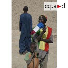 ImagesDéfense - Un habitant et son fils saluent le passage des troupes ...