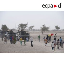 ImagesDéfense - Des habitants accueillent l'arrivée des troupes ...