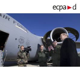 ImagesDéfense - Le ministre de la Défense Jean-Yves Le Drian visite un ...