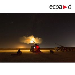 ImagesDéfense - Tirs d'obus éclairants par deux canons CAESAR (camion ...