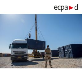 ImagesDéfense - Chargement de containers KC20 à bord d'un camion Iveco ...