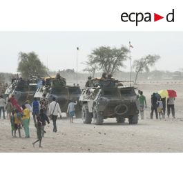 ImagesDéfense - Des habitants saluent l'entrée de véhicules de l'avant ...