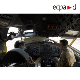 ImagesDéfense - Le pilote et le co-pilote d'un avion Boeing C-135 Stratotanker effectuent les ...